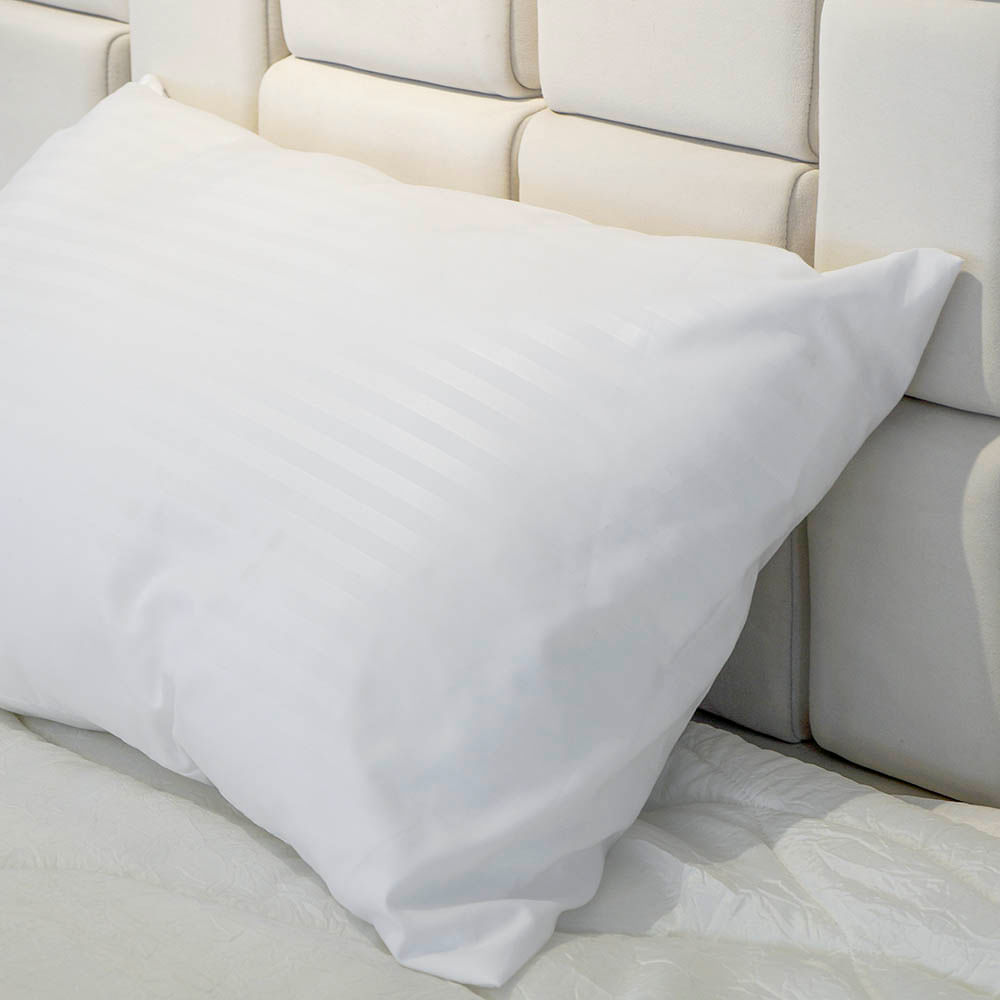 ALMOHADA EMBOZADA MALETA 70X50CM FIBRA SILICONADA - Olímpica